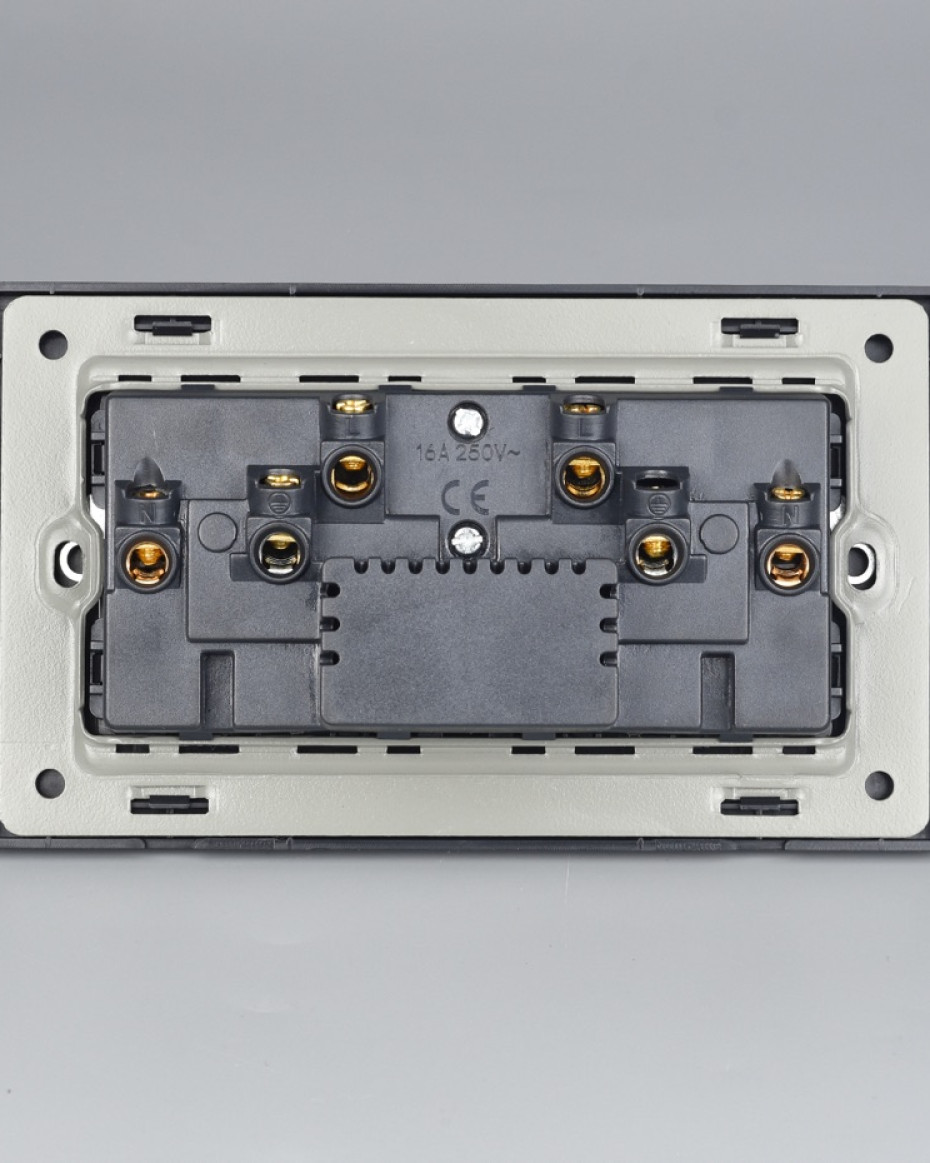 Plastic Finish Black 18W Type-C Smart Quick Charg usb wall socket ...